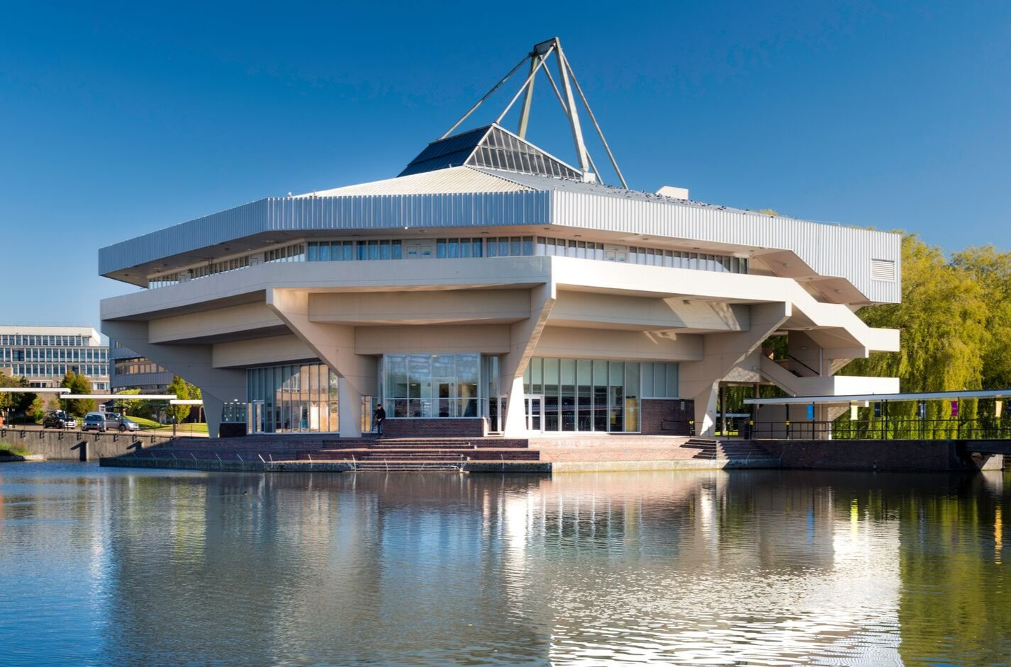 Amerika potn she offers a decent service and is pleasant,